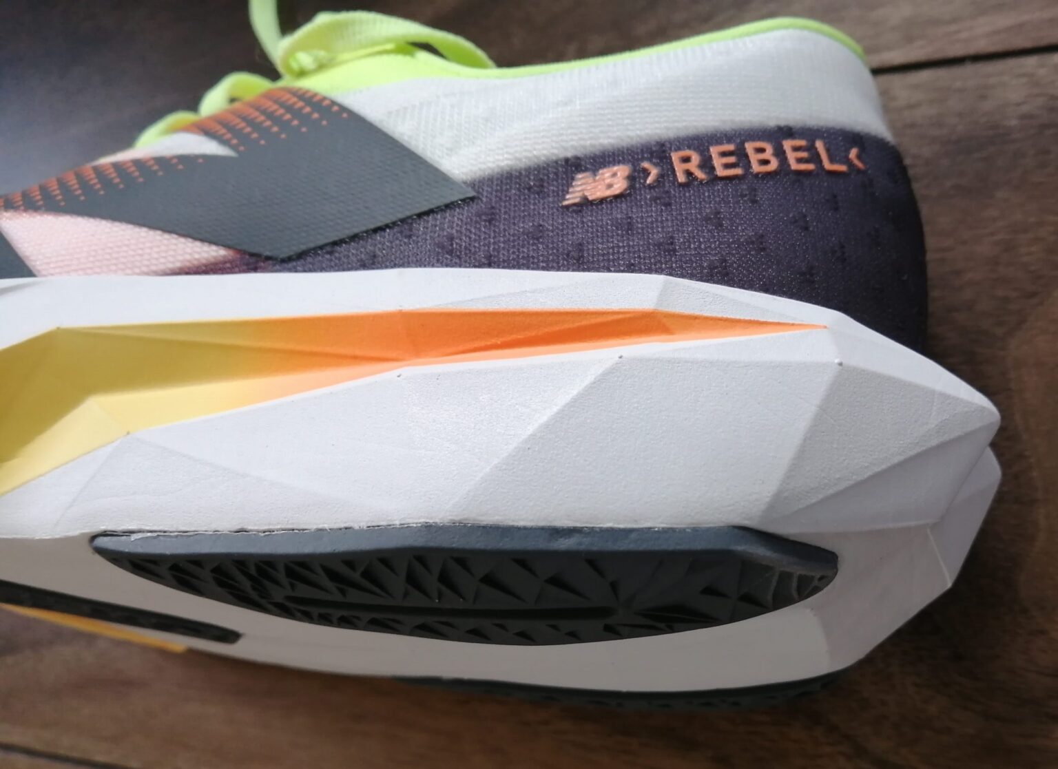 Pebax配合で高反発化！厚底への順応が求められる「Fuelcell rebel v4」 | Chocozai-Run